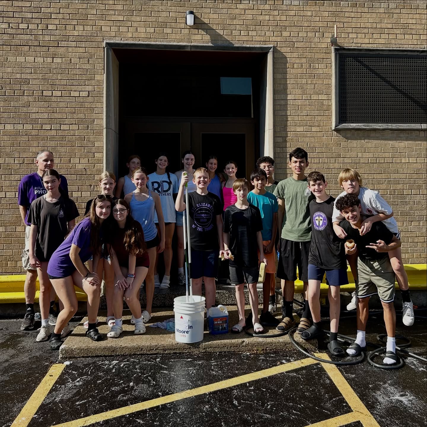 2025 8th Grade Car Wash Photos – St. Elizabeth of The Trinity